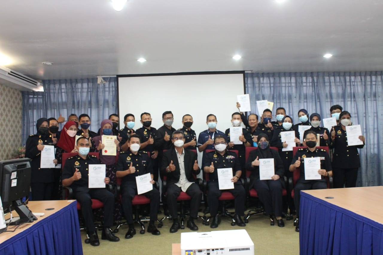 Sesi Bergambar Bersama Pengarah JPJ Johor dan Peserta Kursus Induksi ...